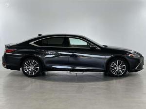 Black Lexus ES 300 H 2023 in Vilnius, with an engine capacity of 2.49 L and mileage of 124 thousand km for 34900 €, photo 17 on AUTOMOTO.COM.LV