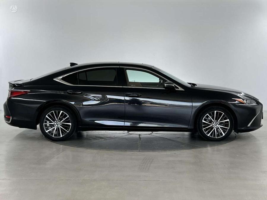Black Lexus ES 300 H 2023 in Vilnius, with an engine capacity of 2.49 L and mileage of 124 thousand km for 34900 €, photo 17 on AUTOMOTO.COM.LV