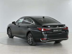 Black Lexus ES 300 H 2023 in Vilnius, with an engine capacity of 2.49 L and mileage of 124 thousand km for 34900 €, photo 18 on AUTOMOTO.COM.LV