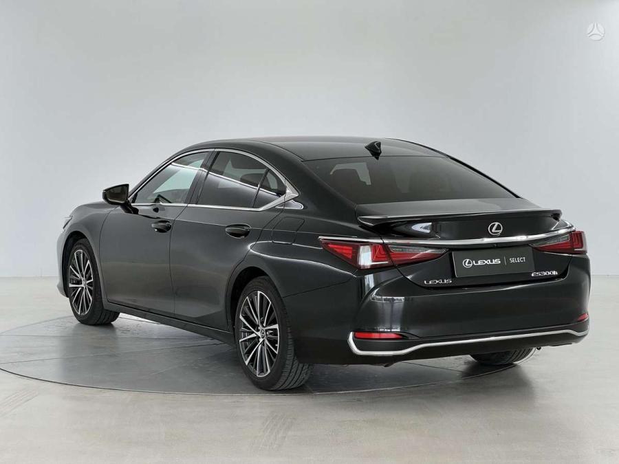 Black Lexus ES 300 H 2023 in Vilnius, with an engine capacity of 2.49 L and mileage of 124 thousand km for 34900 €, photo 18 on AUTOMOTO.COM.LV