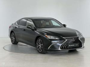 Black Lexus ES 300 H 2023 in Vilnius, with an engine capacity of 2.49 L and mileage of 124 thousand km for 34900 €, photo 19 on AUTOMOTO.COM.LV