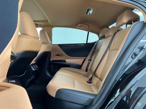 Black Lexus ES 300 H 2023 in Vilnius, with an engine capacity of 2.49 L and mileage of 124 thousand km for 34900 €, photo 20 on AUTOMOTO.COM.LV