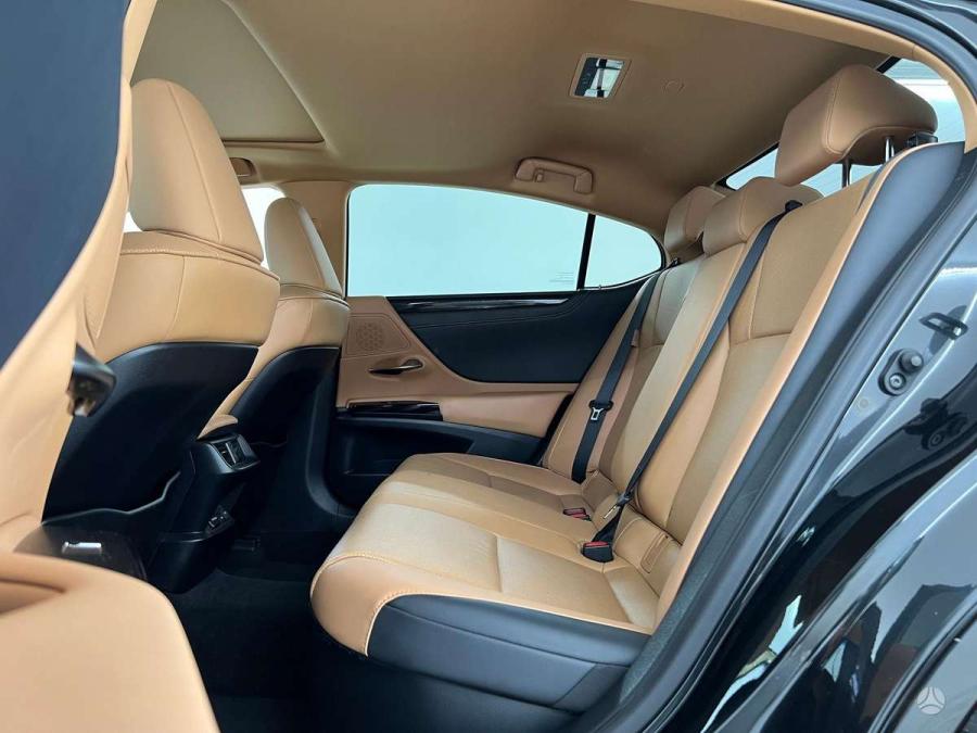 Black Lexus ES 300 H 2023 in Vilnius, with an engine capacity of 2.49 L and mileage of 124 thousand km for 34900 €, photo 20 on AUTOMOTO.COM.LV