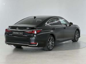 Black Lexus ES 300 H 2023 in Vilnius, with an engine capacity of 2.49 L and mileage of 124 thousand km for 34900 €, photo 21 on AUTOMOTO.COM.LV