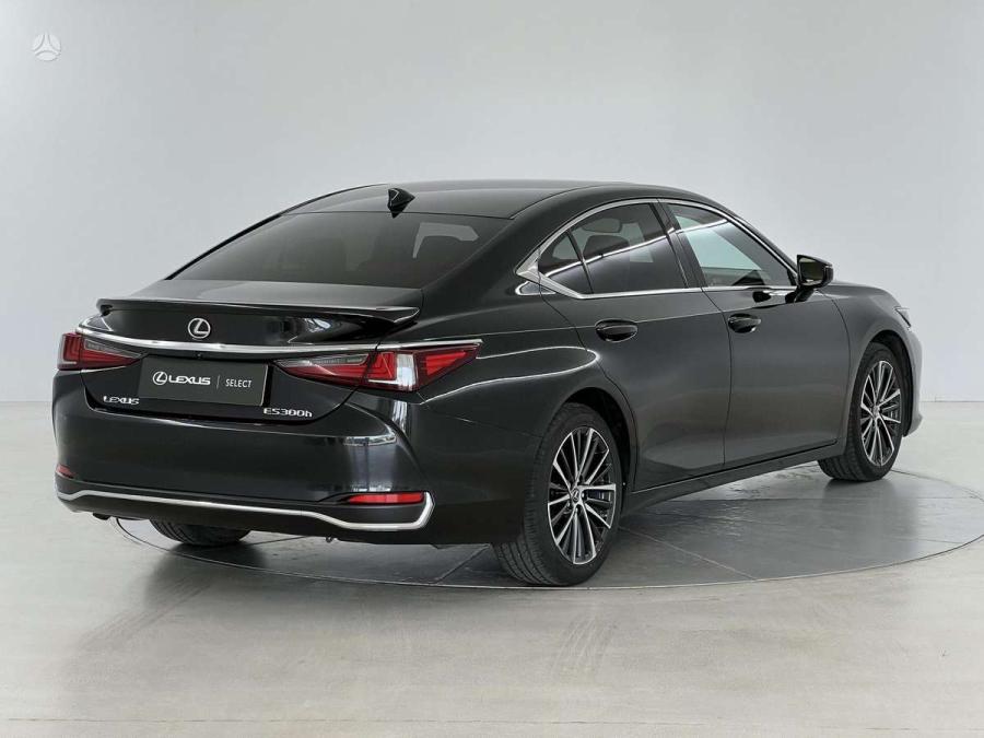 Black Lexus ES 300 H 2023 in Vilnius, with an engine capacity of 2.49 L and mileage of 124 thousand km for 34900 €, photo 21 on AUTOMOTO.COM.LV