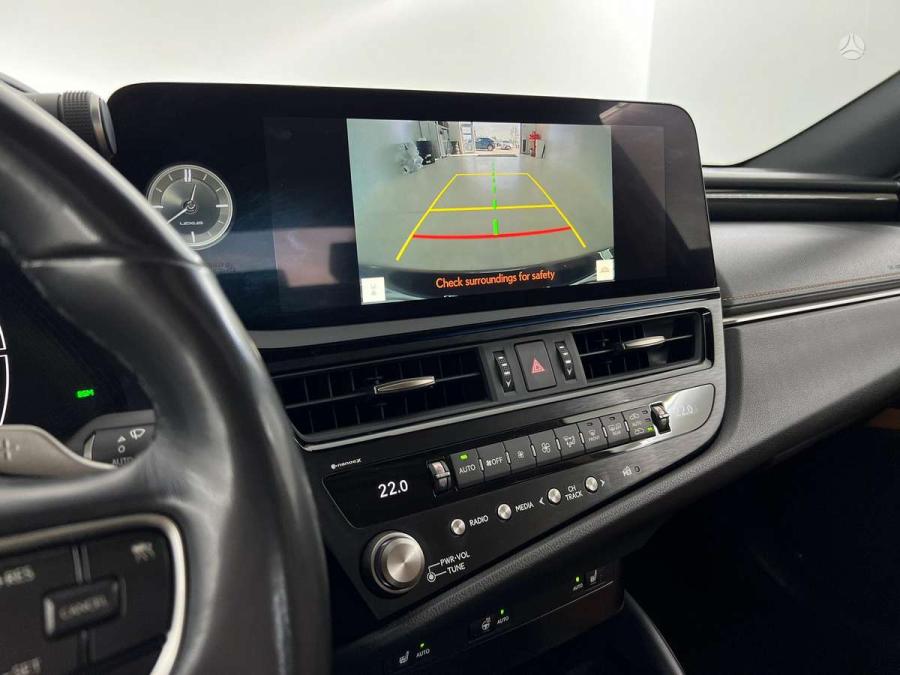 Black Lexus ES 300 H 2023 in Vilnius, with an engine capacity of 2.49 L and mileage of 124 thousand km for 34900 €, photo 24 on AUTOMOTO.COM.LV