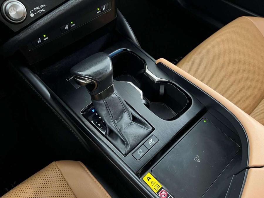 Black Lexus ES 300 H 2023 in Vilnius, with an engine capacity of 2.49 L and mileage of 124 thousand km for 34900 €, photo 26 on AUTOMOTO.COM.LV