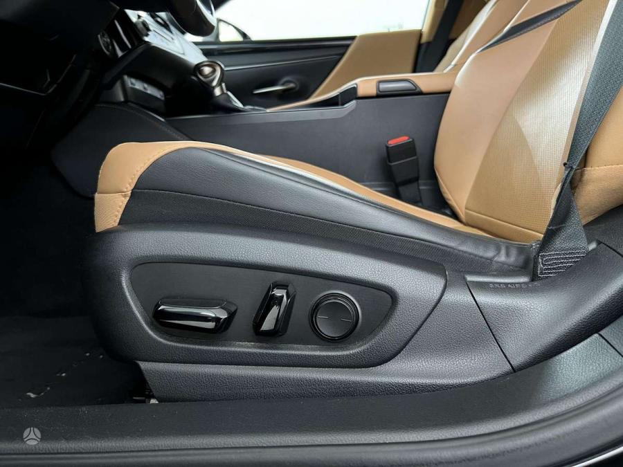 Black Lexus ES 300 H 2023 in Vilnius, with an engine capacity of 2.49 L and mileage of 124 thousand km for 34900 €, photo 28 on AUTOMOTO.COM.LV