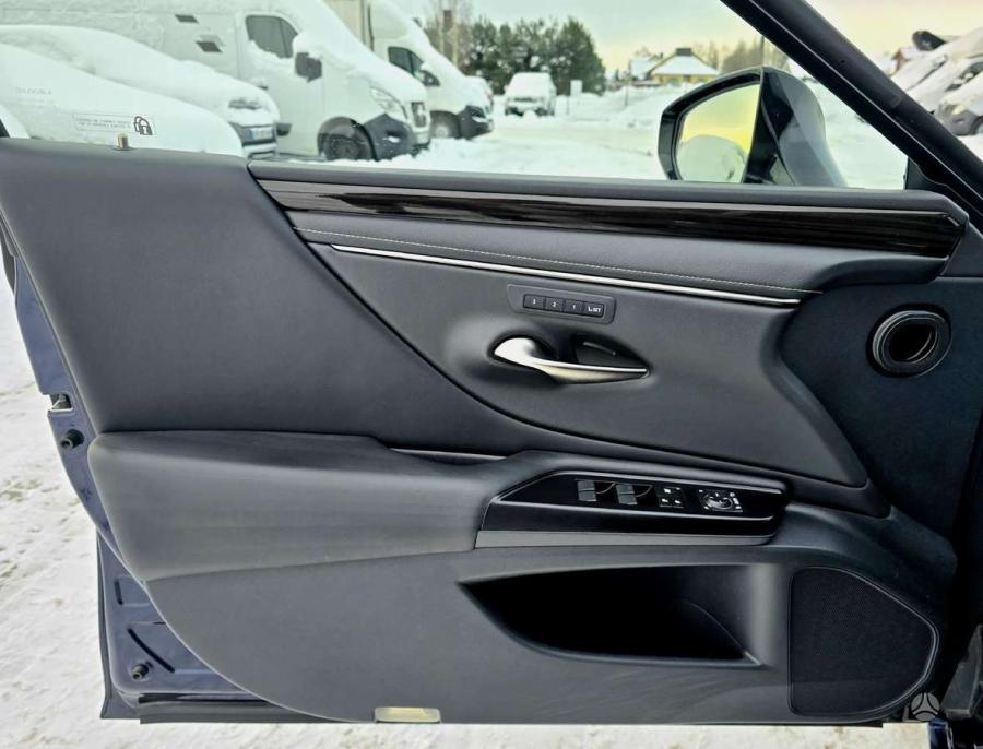 Blue Lexus ES 300 H 2019 in Taurage, with an engine capacity of 2.49 L and mileage of 171 thousand km for 21900 €, photo 27 on AUTOMOTO.COM.LV