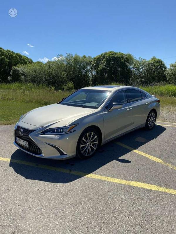 Brown Lexus ES 300 H 2019 in Klaipeda, with an engine capacity of 2.49 L and mileage of 121 thousand km for 24750 €, photo 1 on AUTOMOTO.COM.LV