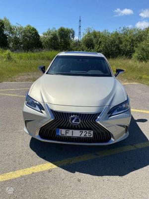 Brown Lexus ES 300 H 2019 in Klaipeda, with an engine capacity of 2.49 L and mileage of 121 thousand km for 24750 €, photo 3 on AUTOMOTO.COM.LV