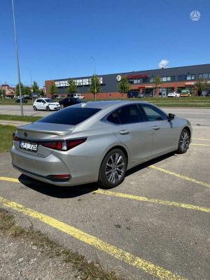 Brown Lexus ES 300 H 2019 in Klaipeda, with an engine capacity of 2.49 L and mileage of 121 thousand km for 24750 €, photo 5 on AUTOMOTO.COM.LV