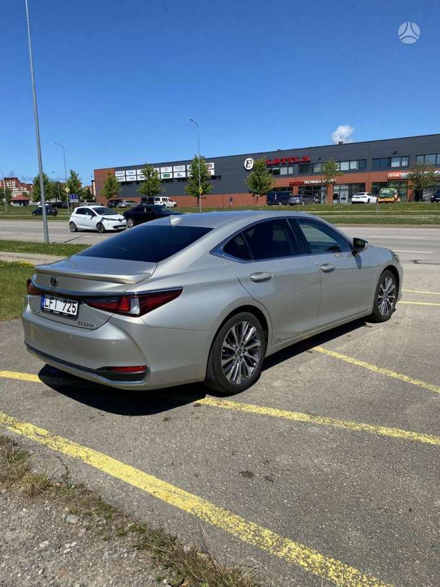 Brown Lexus ES 300 H 2019 in Klaipeda, with an engine capacity of 2.49 L and mileage of 121 thousand km for 24750 €, photo 5 on AUTOMOTO.COM.LV