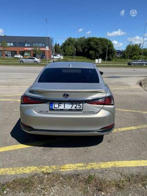 Brown Lexus ES 300 H 2019 in Klaipeda, with an engine capacity of 2.49 L and mileage of 121 thousand km for 24750 €, photo 6 on AUTOMOTO.COM.LV