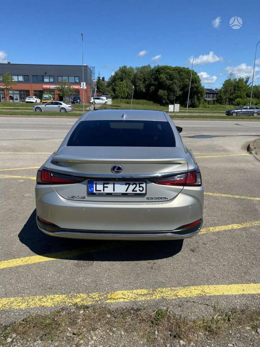 Brown Lexus ES 300 H 2019 in Klaipeda, with an engine capacity of 2.49 L and mileage of 121 thousand km for 24750 €, photo 6 on AUTOMOTO.COM.LV
