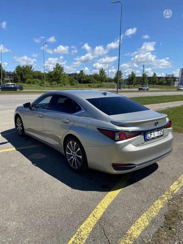 Brown Lexus ES 300 H 2019 in Klaipeda, with an engine capacity of 2.49 L and mileage of 121 thousand km for 24750 €, photo 6 on AUTOMOTO.COM.LV