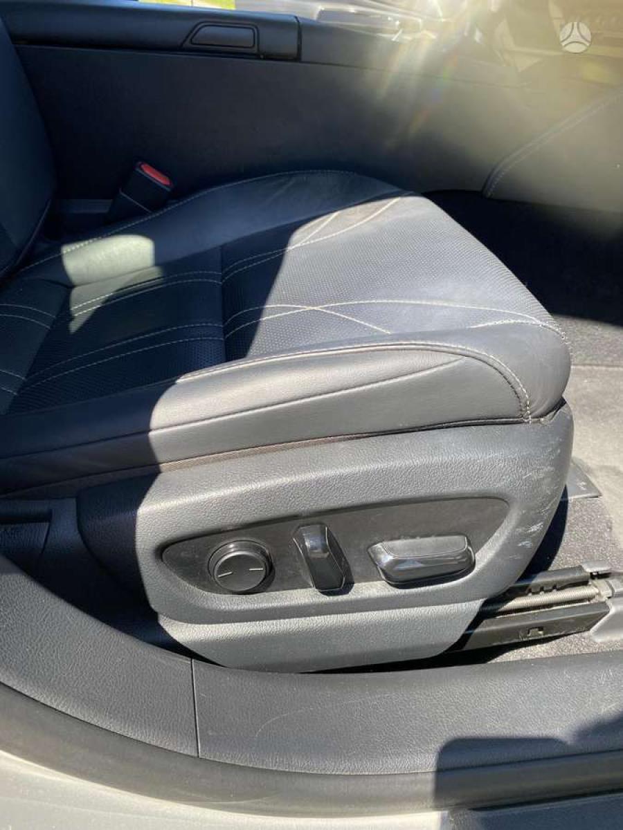Brown Lexus ES 300 H 2019 in Klaipeda, with an engine capacity of 2.49 L and mileage of 121 thousand km for 24750 €, photo 13 on AUTOMOTO.COM.LV