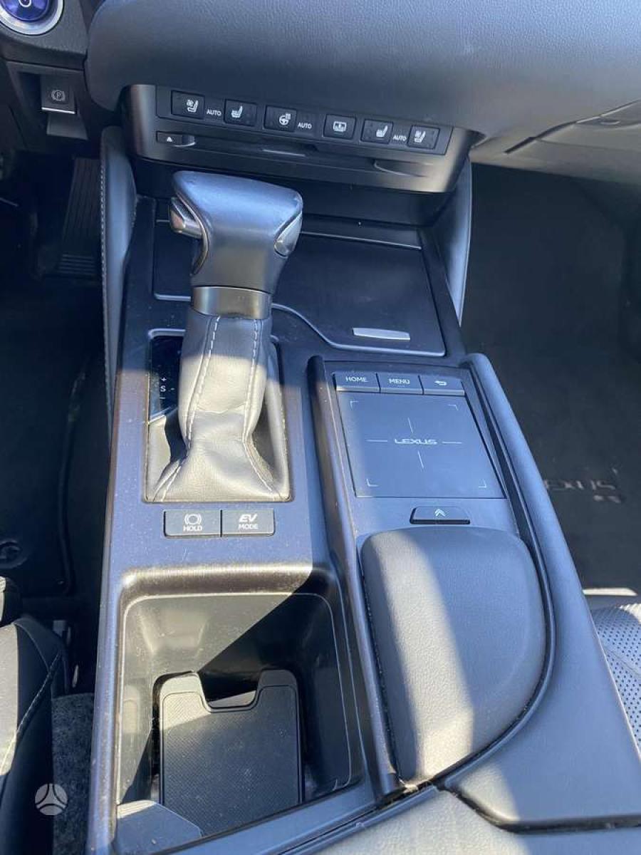 Brown Lexus ES 300 H 2019 in Klaipeda, with an engine capacity of 2.49 L and mileage of 121 thousand km for 24750 €, photo 17 on AUTOMOTO.COM.LV