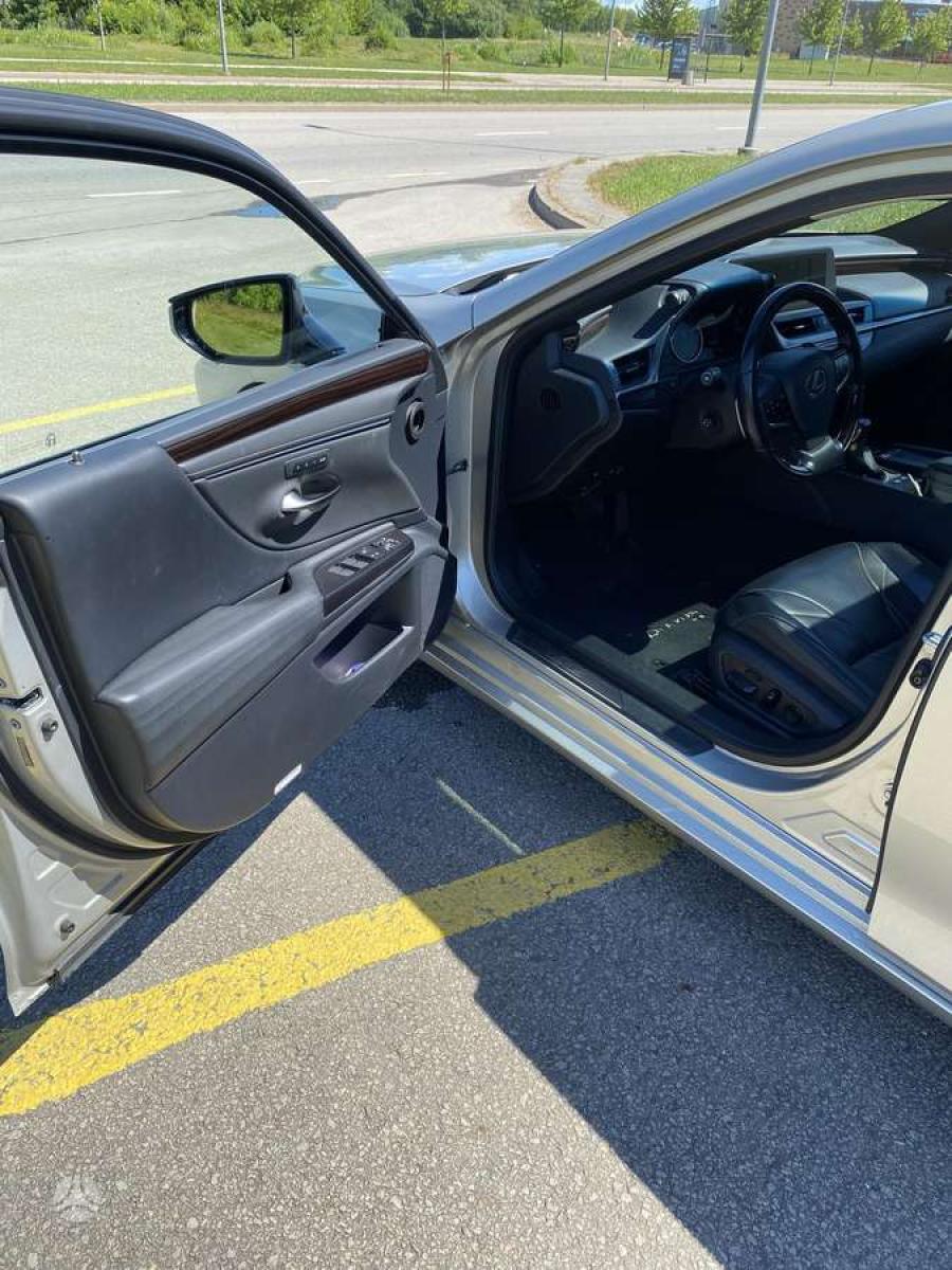 Brown Lexus ES 300 H 2019 in Klaipeda, with an engine capacity of 2.49 L and mileage of 121 thousand km for 24750 €, photo 22 on AUTOMOTO.COM.LV