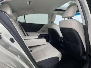 Brūns Lexus ES 300 H 2025 Viļņa, ar dzinēja tilpumu 2.49 L un nobraukumu 15 tūkst. km par 45900 €, foto 7 vietnē AUTOMOTO.COM.LV