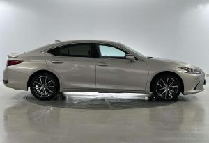 Brūns Lexus ES 300 H 2025 Viļņa, ar dzinēja tilpumu 2.49 L un nobraukumu 15 tūkst. km par 45900 €, foto 15 vietnē AUTOMOTO.COM.LV