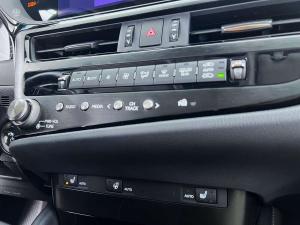 Brūns Lexus ES 300 H 2025 Viļņa, ar dzinēja tilpumu 2.49 L un nobraukumu 15 tūkst. km par 45900 €, foto 25 vietnē AUTOMOTO.COM.LV