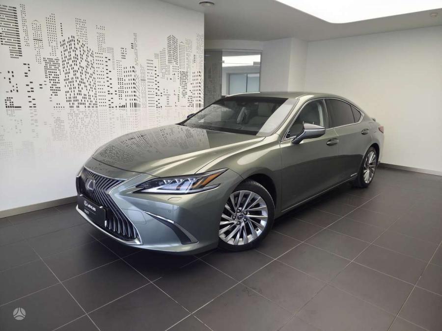 Green Lexus ES 300 H 2019 in Kaunas, with an engine capacity of 2.49 L and mileage of 114 thousand km for 31900 €, photo 1 on AUTOMOTO.COM.LV