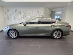 Green Lexus ES 300 H 2019 in Kaunas, with an engine capacity of 2.49 L and mileage of 114 thousand km for 31900 €, photo 3 on AUTOMOTO.COM.LV