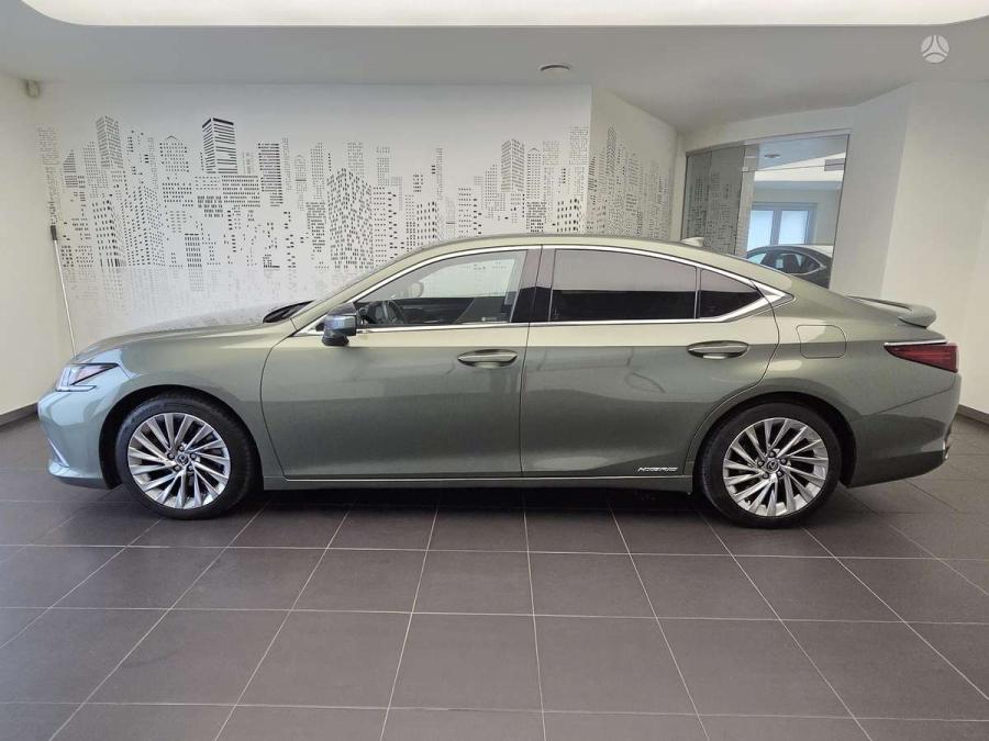 Green Lexus ES 300 H 2019 in Kaunas, with an engine capacity of 2.49 L and mileage of 114 thousand km for 31900 €, photo 3 on AUTOMOTO.COM.LV