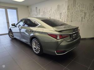 Green Lexus ES 300 H 2019 in Kaunas, with an engine capacity of 2.49 L and mileage of 114 thousand km for 31900 €, photo 4 on AUTOMOTO.COM.LV