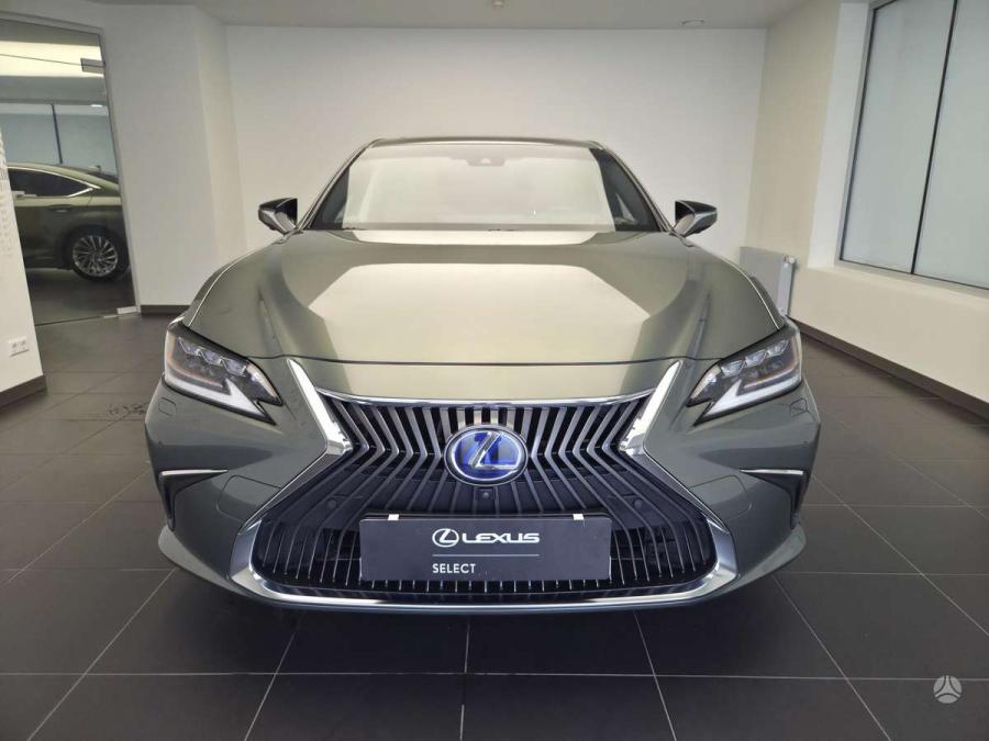 Green Lexus ES 300 H 2019 in Kaunas, with an engine capacity of 2.49 L and mileage of 114 thousand km for 31900 €, photo 5 on AUTOMOTO.COM.LV