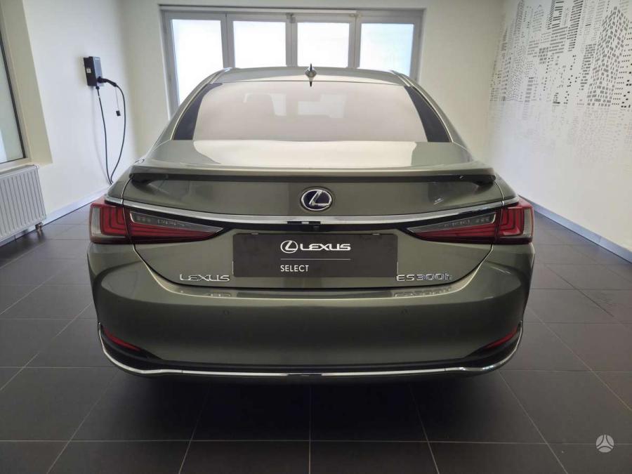 Green Lexus ES 300 H 2019 in Kaunas, with an engine capacity of 2.49 L and mileage of 114 thousand km for 31900 €, photo 6 on AUTOMOTO.COM.LV