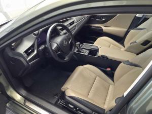 Green Lexus ES 300 H 2019 in Kaunas, with an engine capacity of 2.49 L and mileage of 114 thousand km for 31900 €, photo 7 on AUTOMOTO.COM.LV