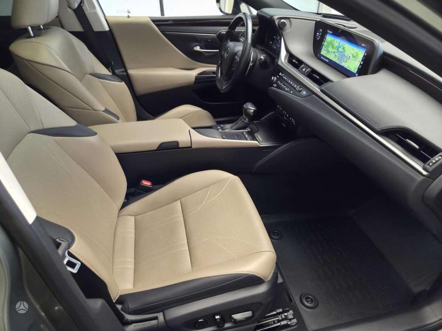 Green Lexus ES 300 H 2019 in Kaunas, with an engine capacity of 2.49 L and mileage of 114 thousand km for 31900 €, photo 8 on AUTOMOTO.COM.LV