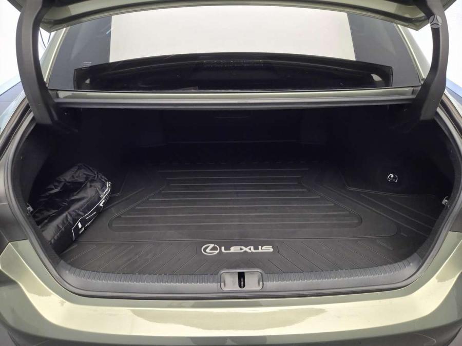Green Lexus ES 300 H 2019 in Kaunas, with an engine capacity of 2.49 L and mileage of 114 thousand km for 31900 €, photo 10 on AUTOMOTO.COM.LV