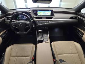 Green Lexus ES 300 H 2019 in Kaunas, with an engine capacity of 2.49 L and mileage of 114 thousand km for 31900 €, photo 11 on AUTOMOTO.COM.LV