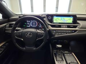 Green Lexus ES 300 H 2019 in Kaunas, with an engine capacity of 2.49 L and mileage of 114 thousand km for 31900 €, photo 12 on AUTOMOTO.COM.LV