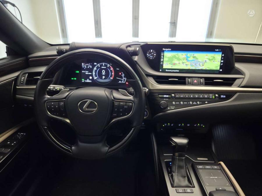 Green Lexus ES 300 H 2019 in Kaunas, with an engine capacity of 2.49 L and mileage of 114 thousand km for 31900 €, photo 12 on AUTOMOTO.COM.LV