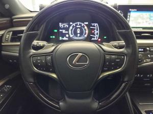 Green Lexus ES 300 H 2019 in Kaunas, with an engine capacity of 2.49 L and mileage of 114 thousand km for 31900 €, photo 13 on AUTOMOTO.COM.LV