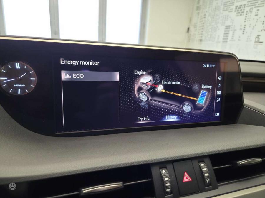 Green Lexus ES 300 H 2019 in Kaunas, with an engine capacity of 2.49 L and mileage of 114 thousand km for 31900 €, photo 18 on AUTOMOTO.COM.LV