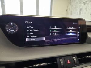 Green Lexus ES 300 H 2019 in Kaunas, with an engine capacity of 2.49 L and mileage of 114 thousand km for 31900 €, photo 19 on AUTOMOTO.COM.LV