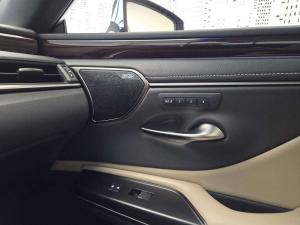 Green Lexus ES 300 H 2019 in Kaunas, with an engine capacity of 2.49 L and mileage of 114 thousand km for 31900 €, photo 23 on AUTOMOTO.COM.LV