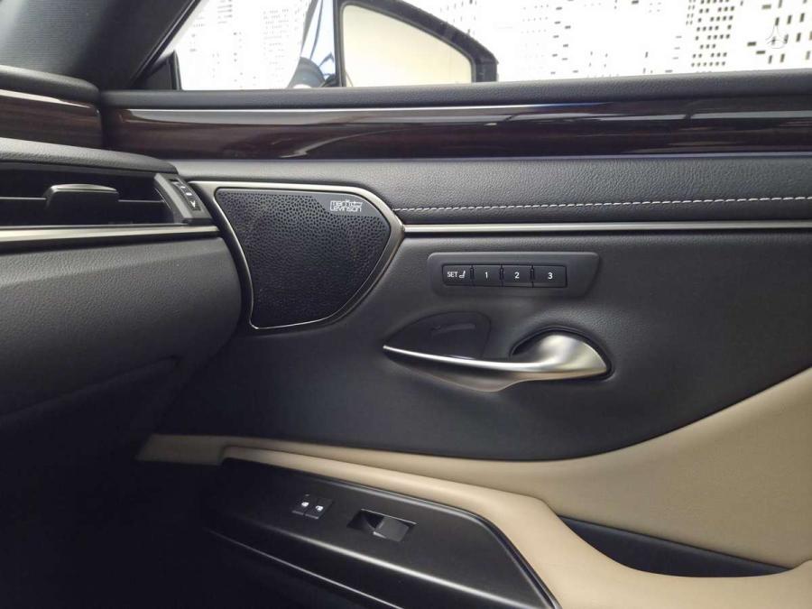 Green Lexus ES 300 H 2019 in Kaunas, with an engine capacity of 2.49 L and mileage of 114 thousand km for 31900 €, photo 23 on AUTOMOTO.COM.LV