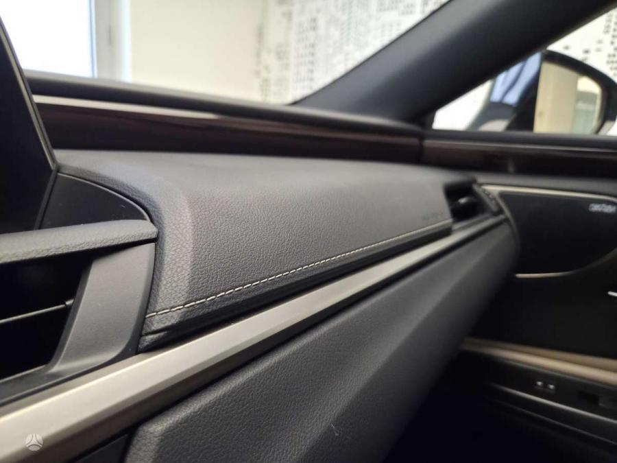 Green Lexus ES 300 H 2019 in Kaunas, with an engine capacity of 2.49 L and mileage of 114 thousand km for 31900 €, photo 31 on AUTOMOTO.COM.LV