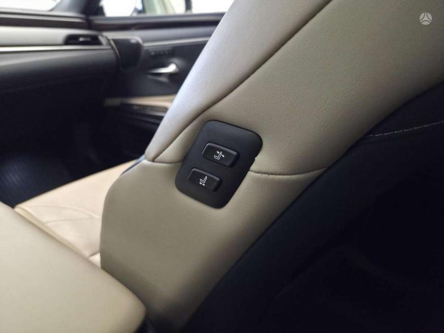 Green Lexus ES 300 H 2019 in Kaunas, with an engine capacity of 2.49 L and mileage of 114 thousand km for 31900 €, photo 36 on AUTOMOTO.COM.LV