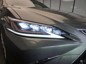 Green Lexus ES 300 H 2019 in Kaunas, with an engine capacity of 2.49 L and mileage of 114 thousand km for 31900 €, photo 38 on AUTOMOTO.COM.LV