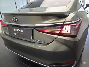Green Lexus ES 300 H 2019 in Kaunas, with an engine capacity of 2.49 L and mileage of 114 thousand km for 31900 €, photo 39 on AUTOMOTO.COM.LV