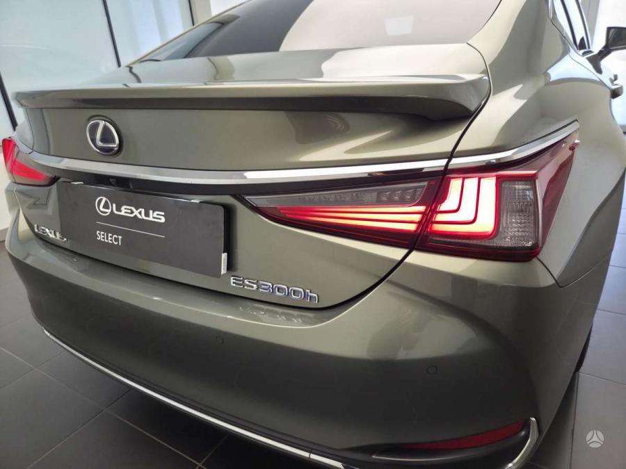 Green Lexus ES 300 H 2019 in Kaunas, with an engine capacity of 2.49 L and mileage of 114 thousand km for 31900 €, photo 39 on AUTOMOTO.COM.LV