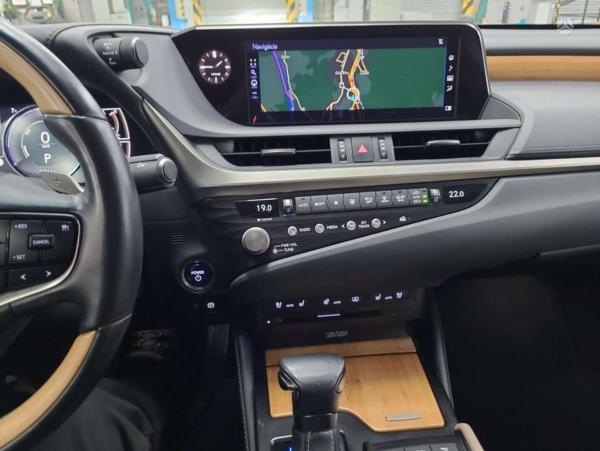Green Lexus ES 300 H 2021 in Vilnius, with an engine capacity of 2.49 L and mileage of 83 thousand km for 31999 €, photo 2 on AUTOMOTO.COM.LV