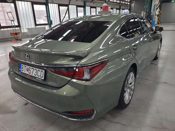 Green Lexus ES 300 H 2021 in Vilnius, with an engine capacity of 2.49 L and mileage of 83 thousand km for 31999 €, photo 3 on AUTOMOTO.COM.LV